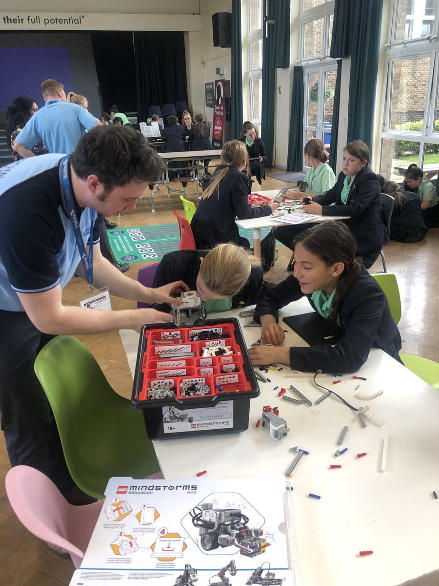 Building robots and cars on RAF STEM day - Walton Academy